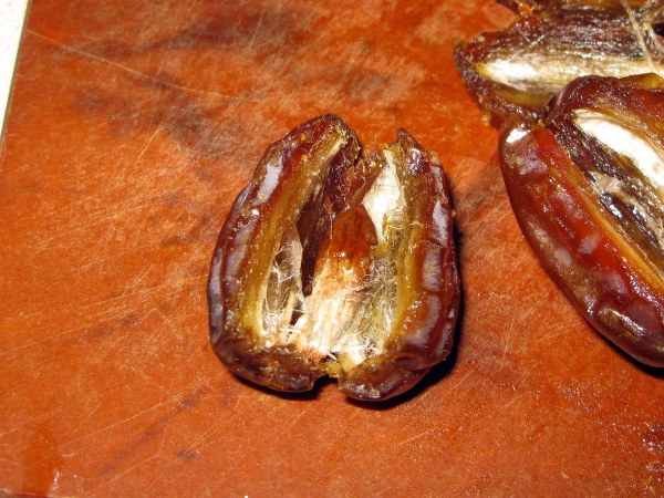 Mary Berry’s Date and Walnut Cake | I Wanna Bake!